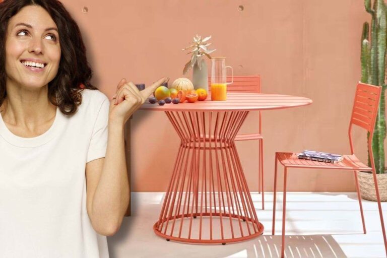 Chi lo ha detto che è solo per esterno? Il tavolo Maison du Monde pieno ...